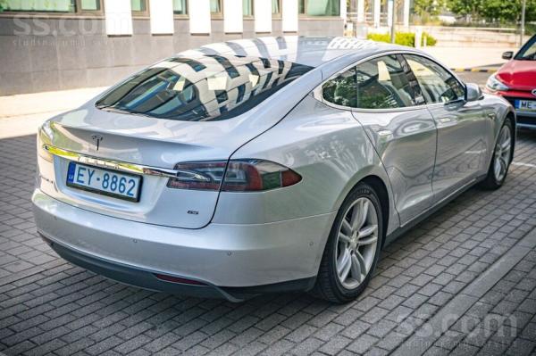 Pelēks Tesla Model S 2014 Rīga, ar dzinēja tilpumu 0.00 L un nobraukumu 206 tūkst. km par 13990 €, foto 4 vietnē AUTOMOTO.COM.LV