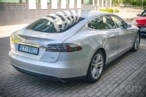 Grey Tesla Model S 2014 in Riga, with an engine capacity of 0.00 L and mileage of 206 thousand km for 13990 €, photo 5 on AUTOMOTO.COM.LV