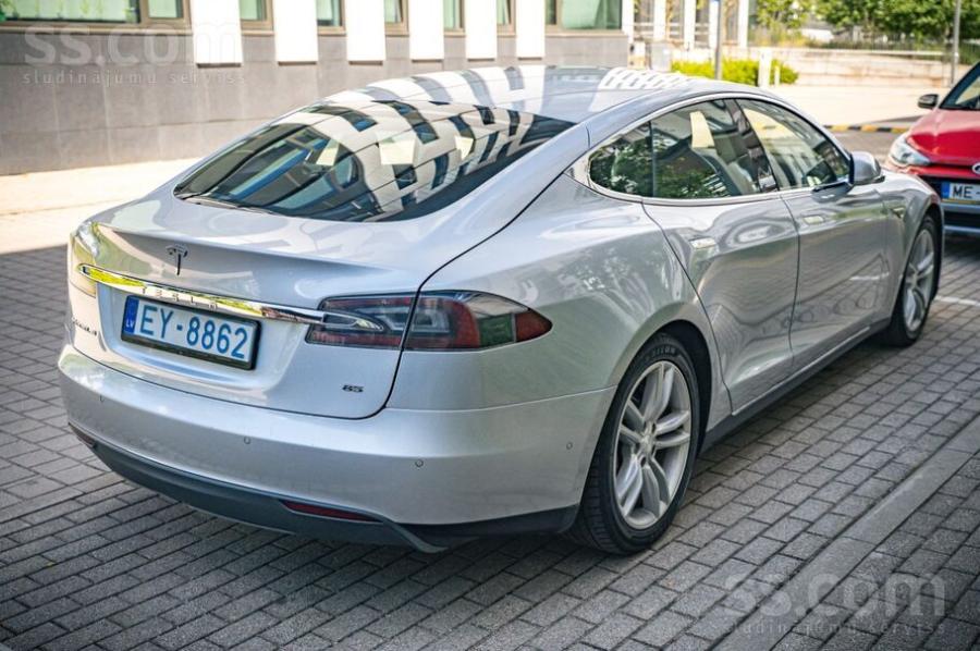 Grey Tesla Model S 2014 in Riga, with an engine capacity of 0.00 L and mileage of 206 thousand km for 13990 €, photo 5 on AUTOMOTO.COM.LV