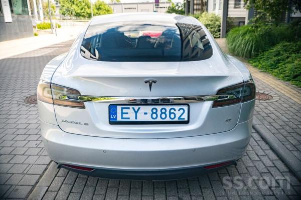 Pelēks Tesla Model S 2014 Rīga, ar dzinēja tilpumu 0.00 L un nobraukumu 206 tūkst. km par 13990 €, foto 5 vietnē AUTOMOTO.COM.LV
