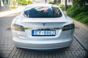 Grey Tesla Model S 2014 in Riga, with an engine capacity of 0.00 L and mileage of 206 thousand km for 13990 €, photo 6 on AUTOMOTO.COM.LV