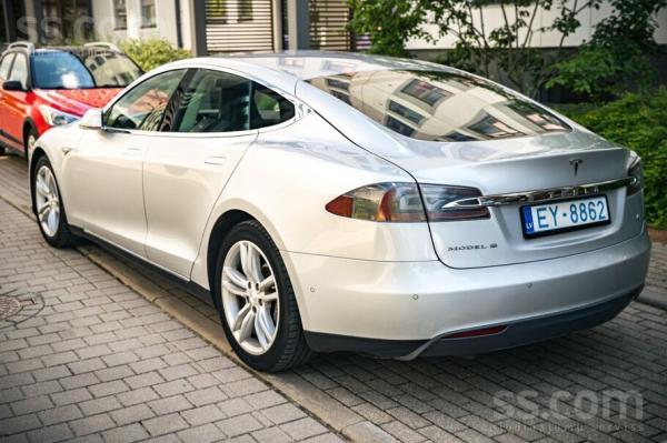 Pelēks Tesla Model S 2014 Rīga, ar dzinēja tilpumu 0.00 L un nobraukumu 206 tūkst. km par 13990 €, foto 6 vietnē AUTOMOTO.COM.LV