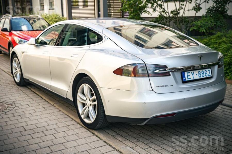 Grey Tesla Model S 2014 in Riga, with an engine capacity of 0.00 L and mileage of 206 thousand km for 13990 €, photo 7 on AUTOMOTO.COM.LV