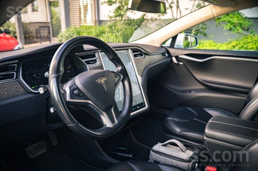 Grey Tesla Model S 2014 in Riga, with an engine capacity of 0.00 L and mileage of 206 thousand km for 13990 €, photo 8 on AUTOMOTO.COM.LV