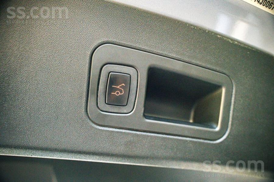 Grey Tesla Model S 2014 in Riga, with an engine capacity of 0.00 L and mileage of 206 thousand km for 13990 €, photo 12 on AUTOMOTO.COM.LV