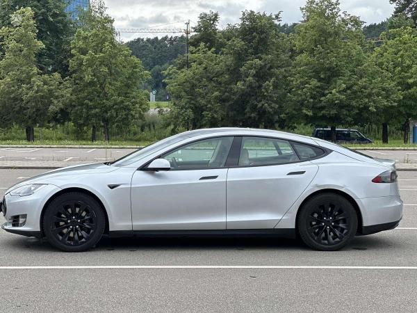 Grey Tesla Model S 2014 in Vilnius, with an engine capacity of 0.00 L and mileage of 237 thousand km for 13500 €, photo 4 on AUTOMOTO.COM.LV