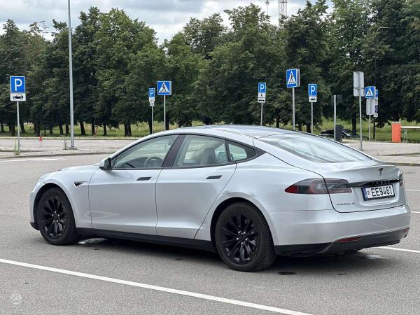 Grey Tesla Model S 2014 in Vilnius, with an engine capacity of 0.00 L and mileage of 237 thousand km for 13500 €, photo 5 on AUTOMOTO.COM.LV