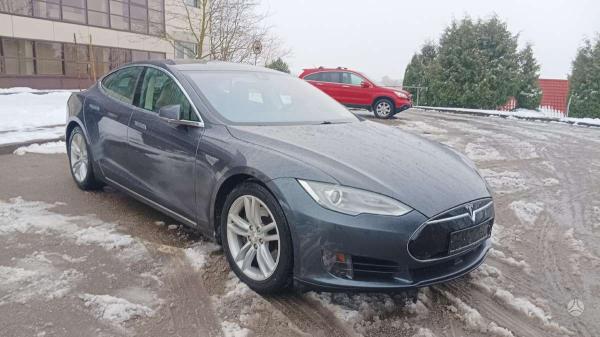 Grey Tesla Model S 2015 in Taurage, with an engine capacity of 0.00 L and mileage of 127 thousand km for 14700 €, photo 1 on AUTOMOTO.COM.LV