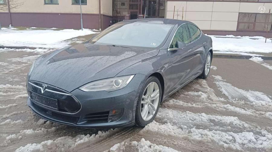 Grey Tesla Model S 2015 in Taurage, with an engine capacity of 0.00 L and mileage of 127 thousand km for 14700 €, photo 2 on AUTOMOTO.COM.LV