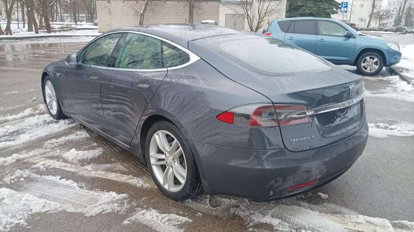 Grey Tesla Model S 2015 in Taurage, with an engine capacity of 0.00 L and mileage of 127 thousand km for 14700 €, photo 3 on AUTOMOTO.COM.LV