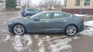 Grey Tesla Model S 2015 in Taurage, with an engine capacity of 0.00 L and mileage of 127 thousand km for 14700 €, photo 4 on AUTOMOTO.COM.LV