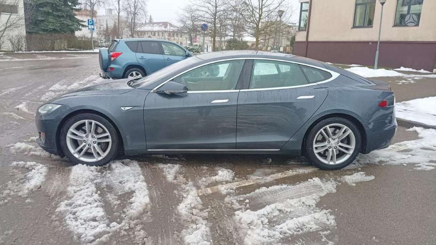 Grey Tesla Model S 2015 in Taurage, with an engine capacity of 0.00 L and mileage of 127 thousand km for 14700 €, photo 4 on AUTOMOTO.COM.LV