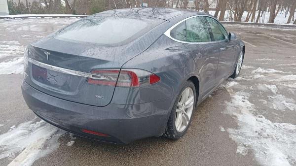Grey Tesla Model S 2015 in Taurage, with an engine capacity of 0.00 L and mileage of 127 thousand km for 14700 €, photo 5 on AUTOMOTO.COM.LV