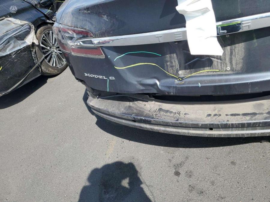 Grey Tesla Model S 2015 in Taurage, with an engine capacity of 0.00 L and mileage of 127 thousand km for 14700 €, photo 11 on AUTOMOTO.COM.LV