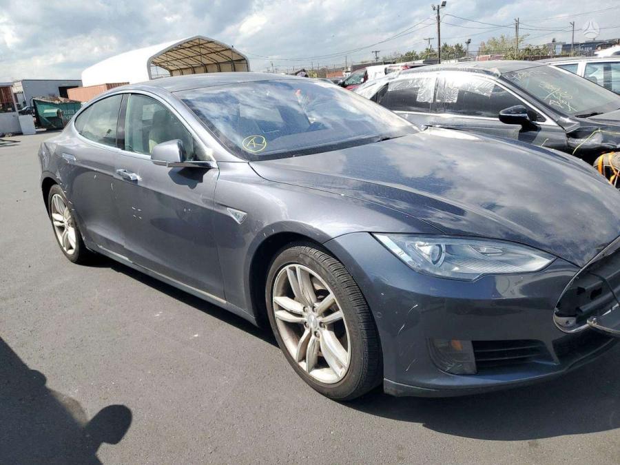 Grey Tesla Model S 2015 in Taurage, with an engine capacity of 0.00 L and mileage of 127 thousand km for 14700 €, photo 12 on AUTOMOTO.COM.LV