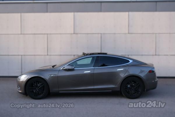 Pelēks Tesla Model S 2015 Tallina, ar dzinēja tilpumu 0.00 L un nobraukumu 297 tūkst. km par 17499 €, foto 4 vietnē AUTOMOTO.COM.LV