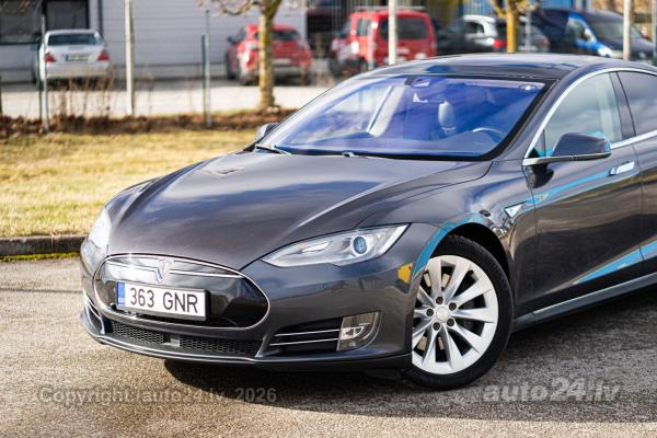 Grey Tesla Model S 2015 in Tartu, with an engine capacity of 0.00 L and mileage of 213 thousand km for 19900 €, photo 3 on AUTOMOTO.COM.LV