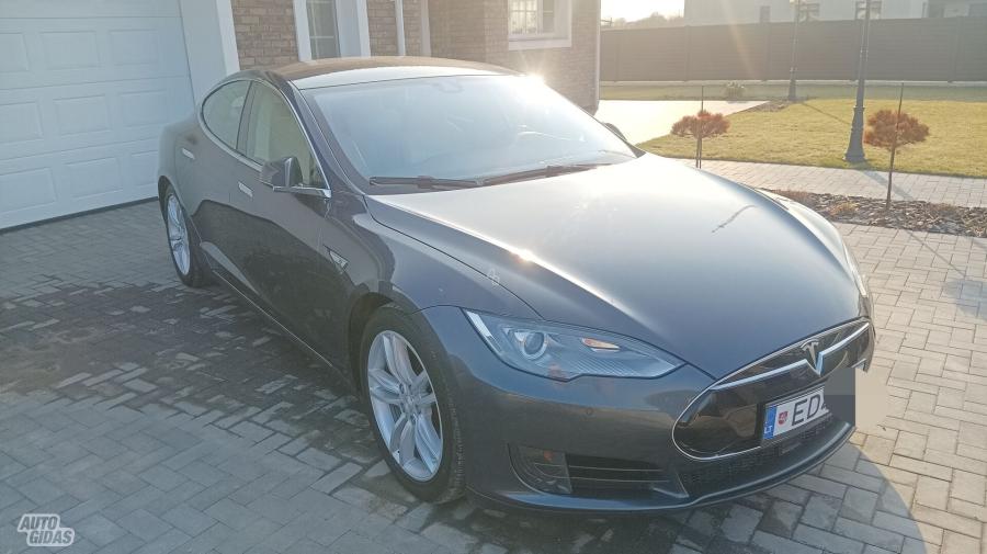 Grey Tesla Model S 2015 in Taurage, with an engine capacity of 0.00 L and mileage of 130 thousand km for 13250 €, photo 1 on AUTOMOTO.COM.LV