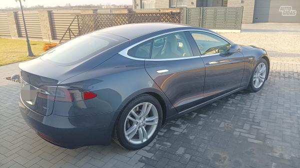 Pelēks Tesla Model S 2015 Tauragė, ar dzinēja tilpumu 0.00 L un nobraukumu 130 tūkst. km par 13250 €, foto 3 vietnē AUTOMOTO.COM.LV