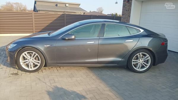 Pelēks Tesla Model S 2015 Tauragė, ar dzinēja tilpumu 0.00 L un nobraukumu 130 tūkst. km par 13250 €, foto 5 vietnē AUTOMOTO.COM.LV