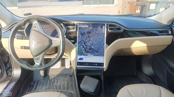 Pelēks Tesla Model S 2015 Tauragė, ar dzinēja tilpumu 0.00 L un nobraukumu 130 tūkst. km par 13250 €, foto 10 vietnē AUTOMOTO.COM.LV