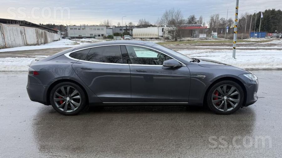 Pelēks Tesla Model S 2015 Rīga, ar dzinēja tilpumu 0.00 L un nobraukumu 218 tūkst. km par 12900 €, foto 3 vietnē AUTOMOTO.COM.LV
