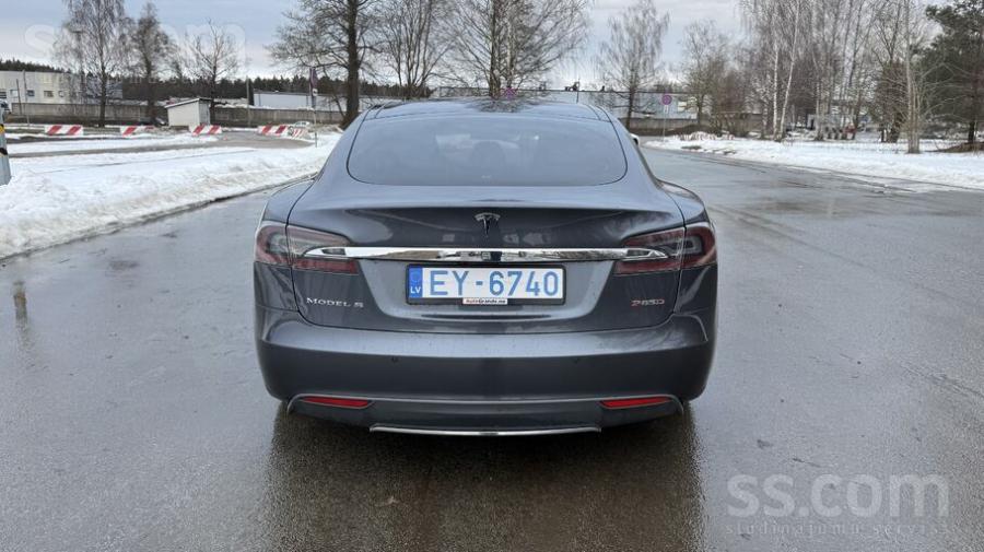 Pelēks Tesla Model S 2015 Rīga, ar dzinēja tilpumu 0.00 L un nobraukumu 218 tūkst. km par 12900 €, foto 5 vietnē AUTOMOTO.COM.LV