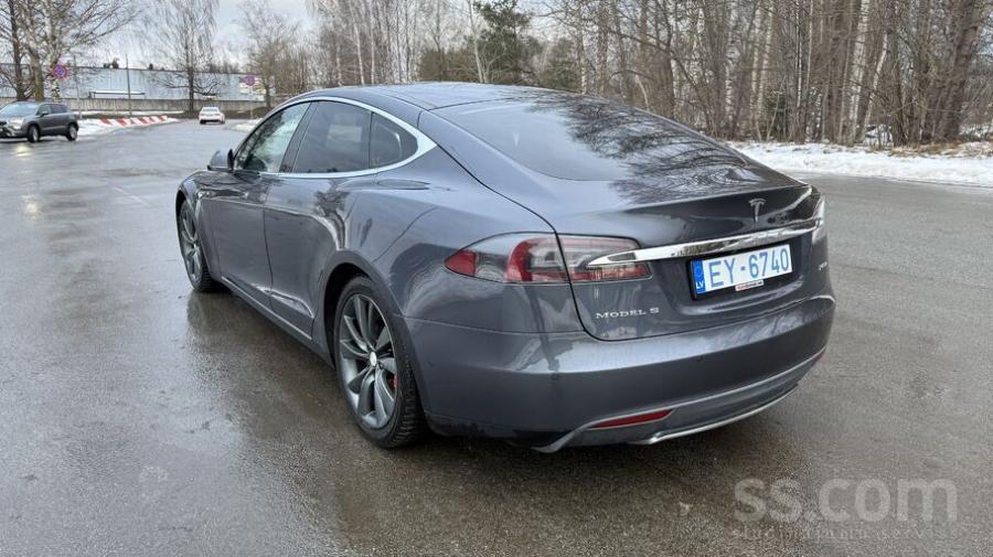 Pelēks Tesla Model S 2015 Rīga, ar dzinēja tilpumu 0.00 L un nobraukumu 218 tūkst. km par 12900 €, foto 6 vietnē AUTOMOTO.COM.LV