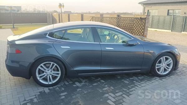 Pelēks Tesla Model S 2015 Tauragė, ar dzinēja tilpumu 0.00 L un nobraukumu 132 tūkst. km par 13200 €, foto 3 vietnē AUTOMOTO.COM.LV