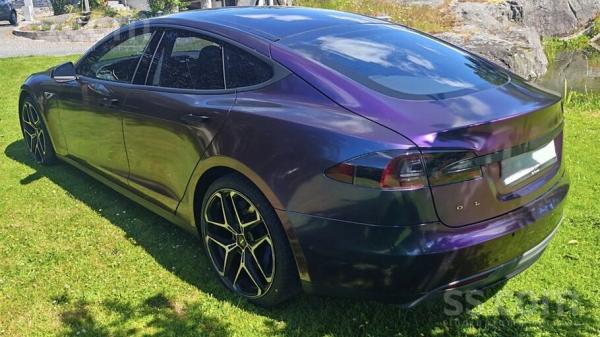 Grey Tesla Model S 2015 in Riga, with an engine capacity of 0.00 L and mileage of 304 thousand km for 17777 €, photo 4 on AUTOMOTO.COM.LV