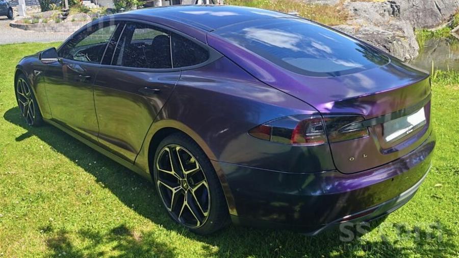 Grey Tesla Model S 2015 in Riga, with an engine capacity of 0.00 L and mileage of 304 thousand km for 17777 €, photo 5 on AUTOMOTO.COM.LV