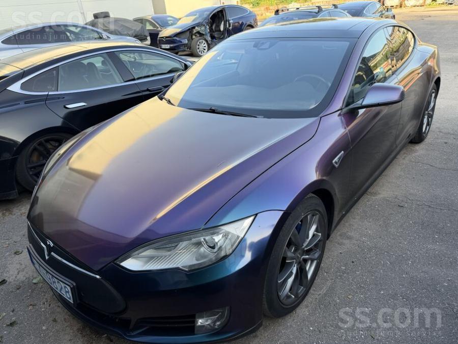 Pelēks Tesla Model S 2015 Rīga, ar dzinēja tilpumu 0.00 L un nobraukumu 304 tūkst. km par 15777 €, foto 3 vietnē AUTOMOTO.COM.LV