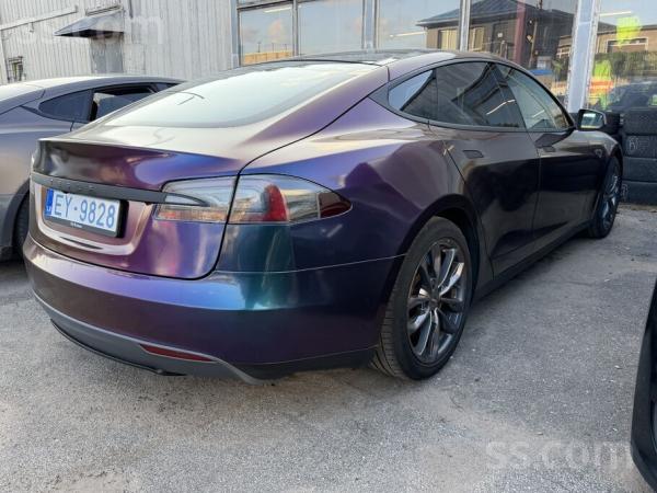 Pelēks Tesla Model S 2015 Rīga, ar dzinēja tilpumu 0.00 L un nobraukumu 304 tūkst. km par 15777 €, foto 4 vietnē AUTOMOTO.COM.LV