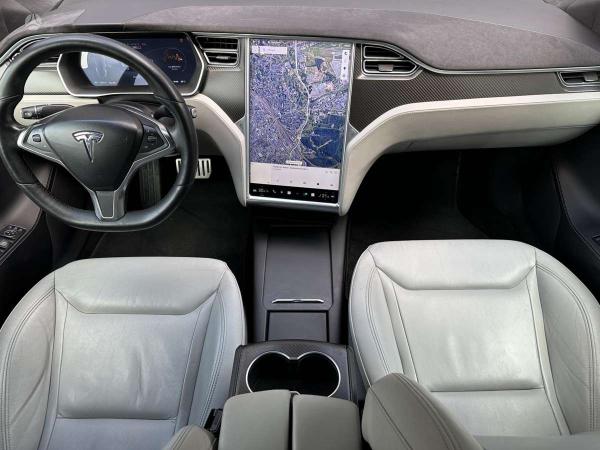 Grey Tesla Model S 2016 in Vilnius, with an engine capacity of 0.00 L and mileage of 141 thousand km for 19750 €, photo 3 on AUTOMOTO.COM.LV