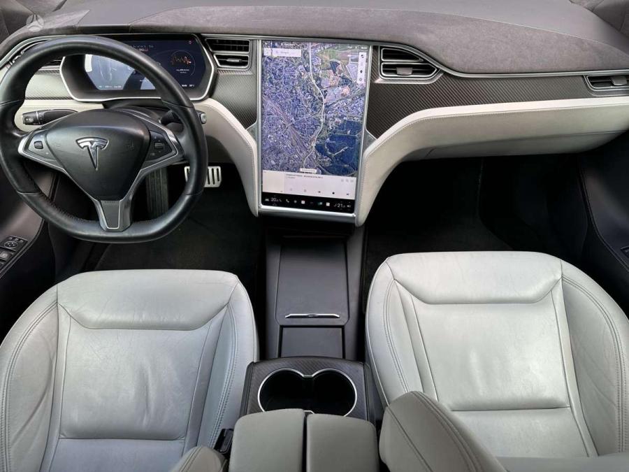 Grey Tesla Model S 2016 in Vilnius, with an engine capacity of 0.00 L and mileage of 141 thousand km for 19750 €, photo 4 on AUTOMOTO.COM.LV