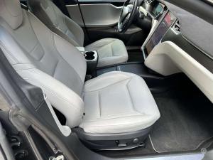 Grey Tesla Model S 2016 in Vilnius, with an engine capacity of 0.00 L and mileage of 141 thousand km for 19750 €, photo 5 on AUTOMOTO.COM.LV