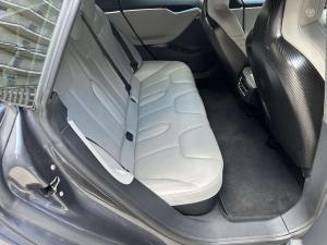 Grey Tesla Model S 2016 in Vilnius, with an engine capacity of 0.00 L and mileage of 141 thousand km for 19750 €, photo 6 on AUTOMOTO.COM.LV