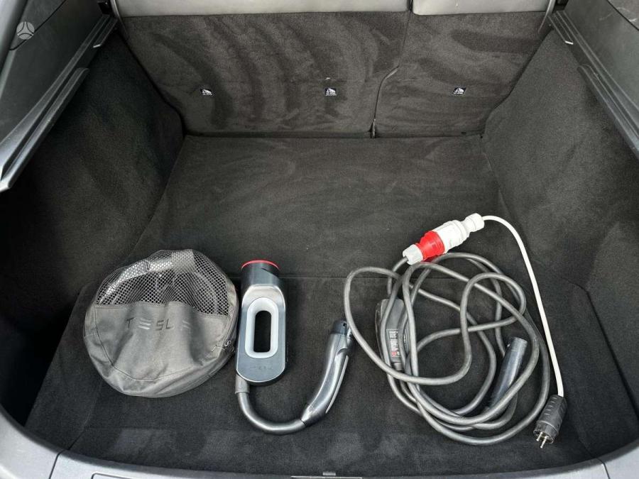 Grey Tesla Model S 2016 in Vilnius, with an engine capacity of 0.00 L and mileage of 141 thousand km for 19750 €, photo 21 on AUTOMOTO.COM.LV