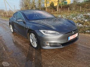 Grey Tesla Model S 2017 in Kaunas, with an engine capacity of 0.00 L and mileage of 82 thousand km for 22700 €, photo 3 on AUTOMOTO.COM.LV