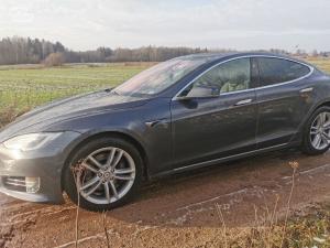 Grey Tesla Model S 2017 in Kaunas, with an engine capacity of 0.00 L and mileage of 82 thousand km for 22700 €, photo 4 on AUTOMOTO.COM.LV