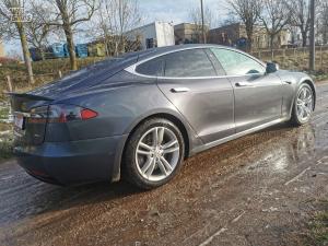 Grey Tesla Model S 2017 in Kaunas, with an engine capacity of 0.00 L and mileage of 82 thousand km for 22700 €, photo 7 on AUTOMOTO.COM.LV