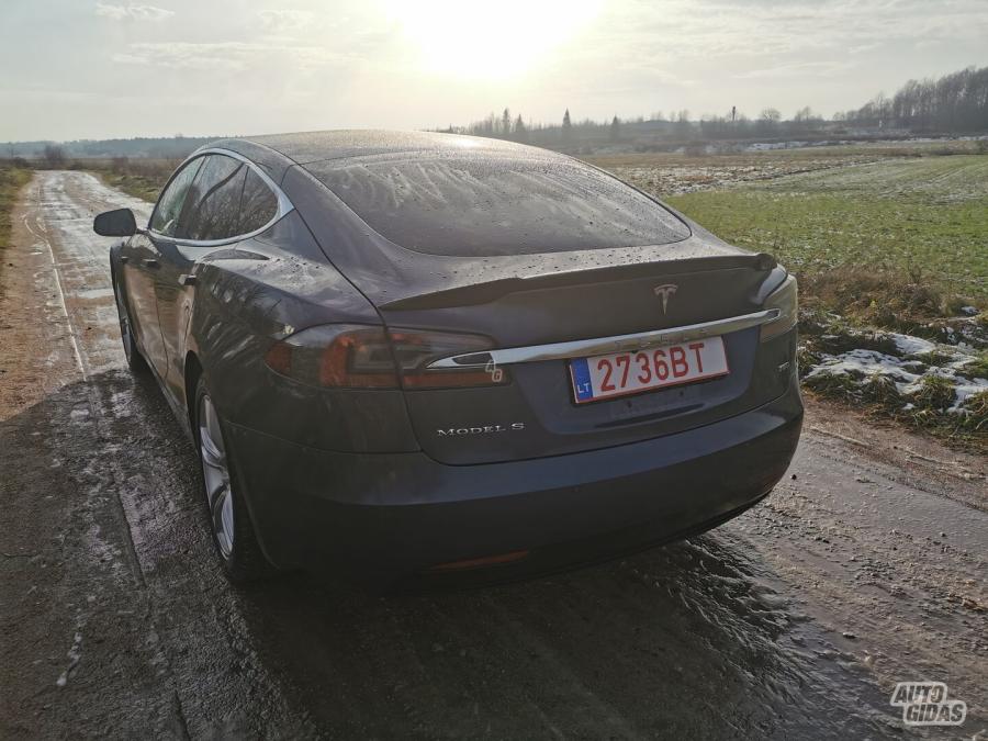 Grey Tesla Model S 2017 in Kaunas, with an engine capacity of 0.00 L and mileage of 82 thousand km for 22700 €, photo 10 on AUTOMOTO.COM.LV