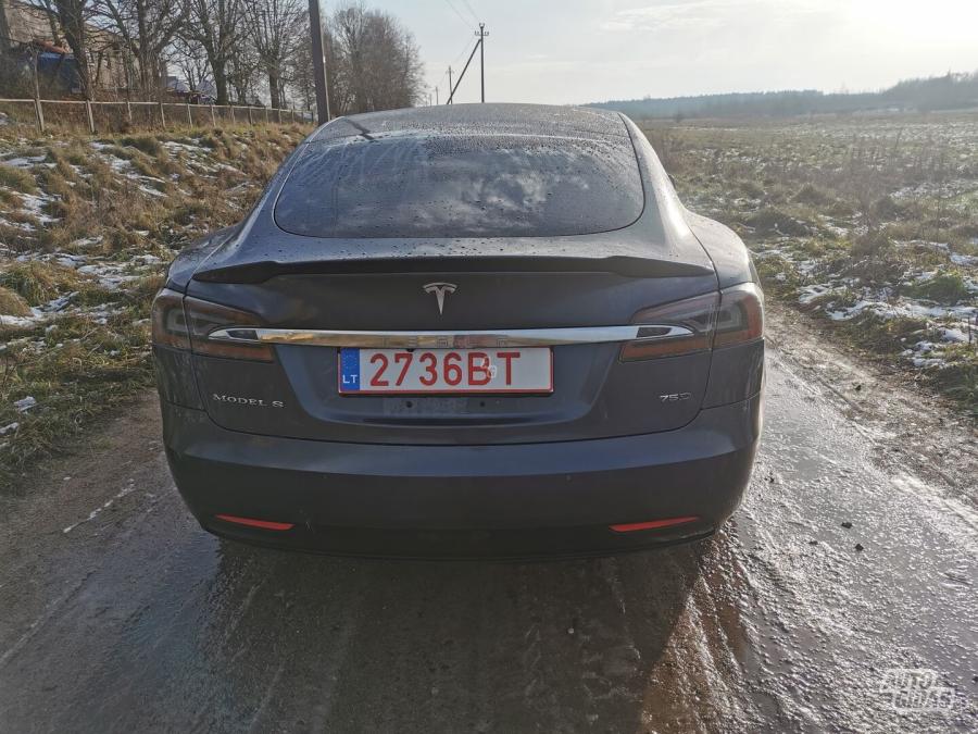 Grey Tesla Model S 2017 in Kaunas, with an engine capacity of 0.00 L and mileage of 82 thousand km for 22700 €, photo 11 on AUTOMOTO.COM.LV