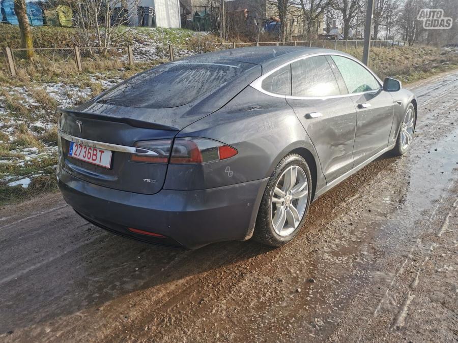 Grey Tesla Model S 2017 in Kaunas, with an engine capacity of 0.00 L and mileage of 82 thousand km for 22700 €, photo 12 on AUTOMOTO.COM.LV