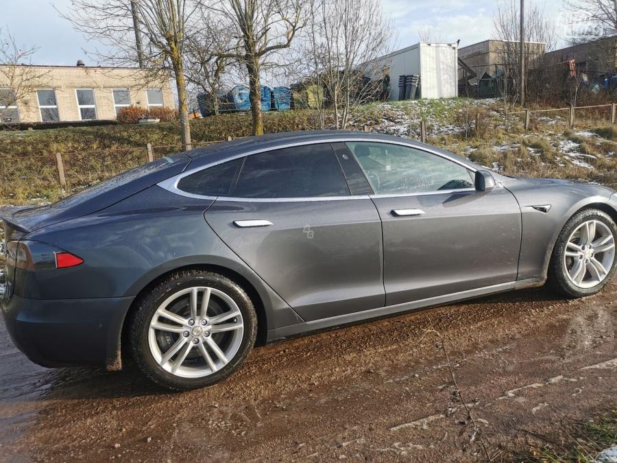Grey Tesla Model S 2017 in Kaunas, with an engine capacity of 0.00 L and mileage of 82 thousand km for 22700 €, photo 13 on AUTOMOTO.COM.LV