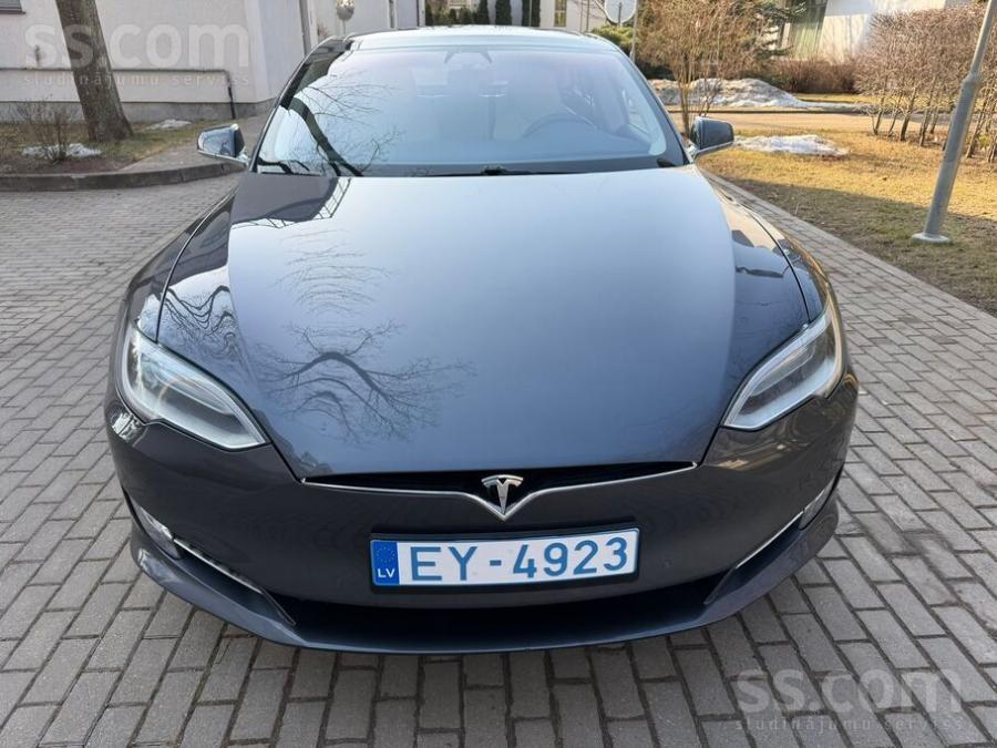 Серый Тесла Модель С 2017 в Рига, объемом двигателя 0.00 л и пробегом 165 тыс. км за 16700 €, фото 3 на AUTOMOTO.COM.LV