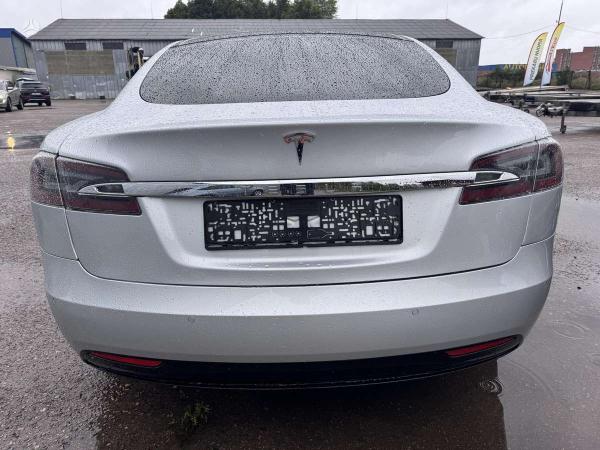 Pelēks Tesla Model S 2017 Šauļi, ar dzinēja tilpumu 0.00 L un nobraukumu 260 tūkst. km par 15150 €, foto 4 vietnē AUTOMOTO.COM.LV