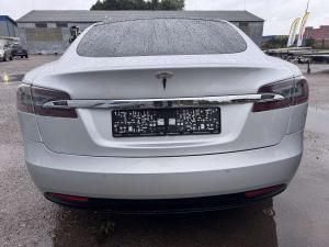 Grey Tesla Model S 2017 in Siauliai, with an engine capacity of 0.00 L and mileage of 260 thousand km for 15150 €, photo 5 on AUTOMOTO.COM.LV