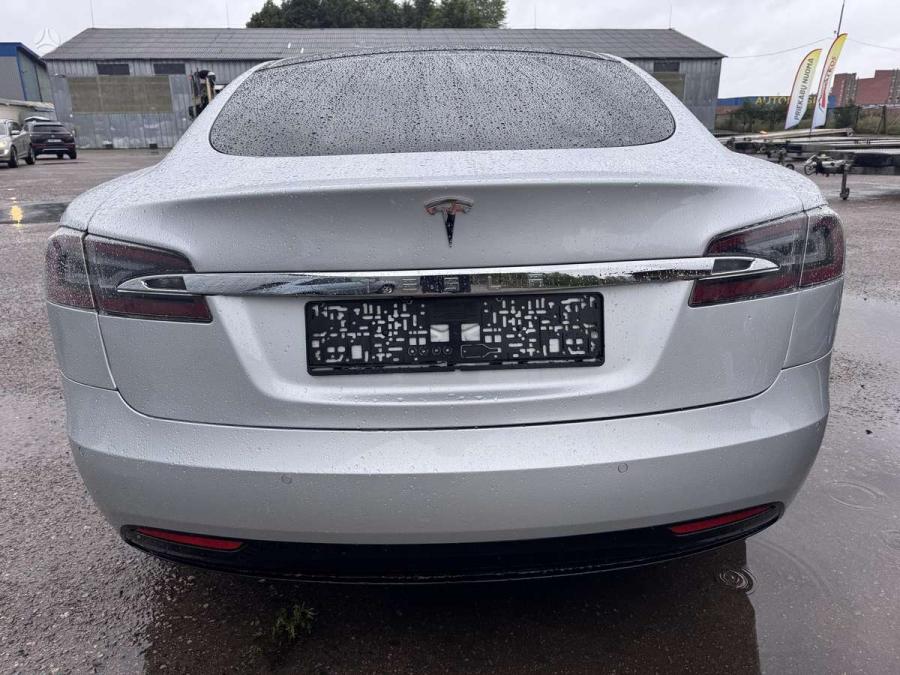 Grey Tesla Model S 2017 in Siauliai, with an engine capacity of 0.00 L and mileage of 260 thousand km for 15150 €, photo 5 on AUTOMOTO.COM.LV