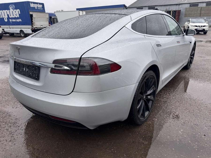 Grey Tesla Model S 2017 in Siauliai, with an engine capacity of 0.00 L and mileage of 260 thousand km for 15150 €, photo 6 on AUTOMOTO.COM.LV